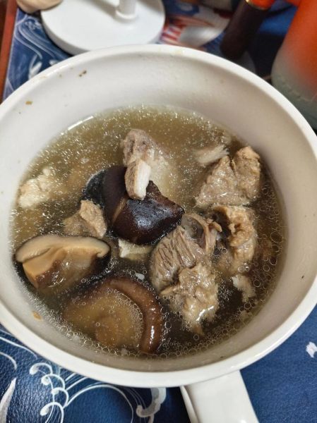 香菇炖排骨怎么做_香菇炖排骨需要焯水吗-第1张图片-山城妙识