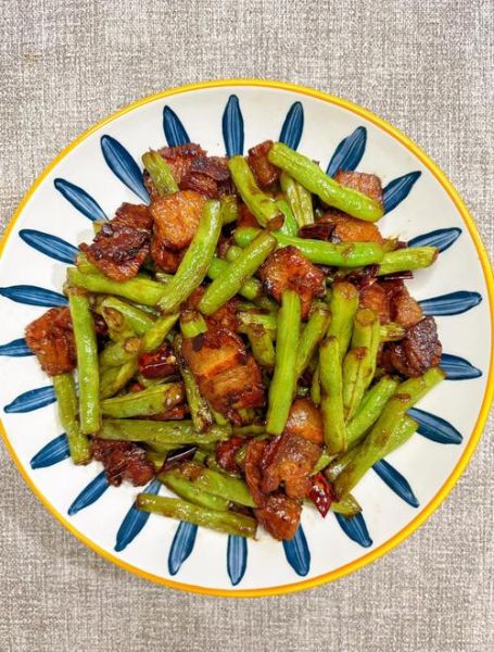 豇豆角炒肉怎么做_豇豆角炒肉先焯水还是先炒肉-第1张图片-山城妙识