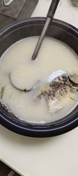 鲫鱼汤不适合哪些人喝_痛风患者能喝鲫鱼汤吗-第3张图片-山城妙识