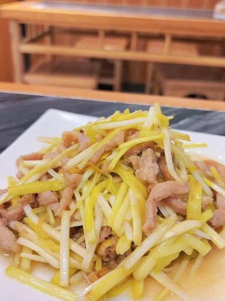 韭黄炒肉丝怎么炒才嫩_韭黄炒肉丝要不要焯水-第1张图片-山城妙识