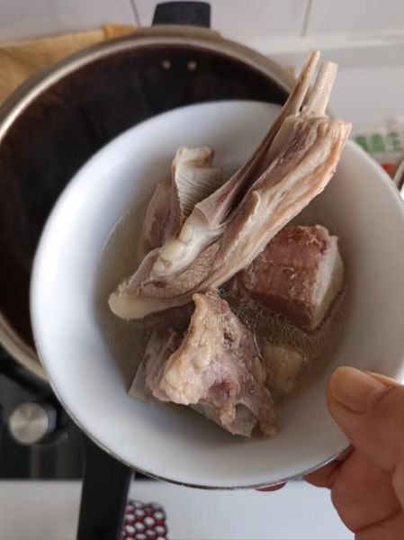 羊排骨汤怎么炖好喝_羊排骨汤去膻技巧-第3张图片-山城妙识