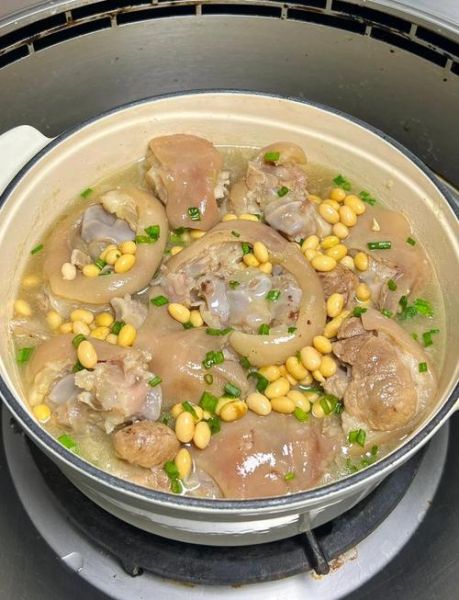 黄豆猪蹄汤怎么做_黄豆猪蹄汤需要炖多久-第1张图片-山城妙识
