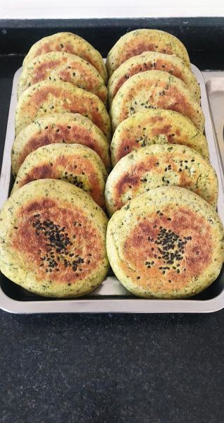 菠菜发面饼怎么做_菠菜饼怎么和面更松软-第1张图片-山城妙识