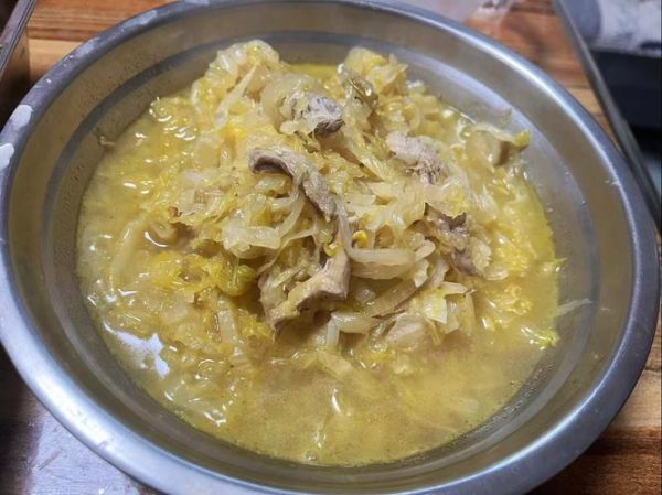 酸菜怎么炖好吃又简单_酸菜炖肉最香做法-第1张图片-山城妙识