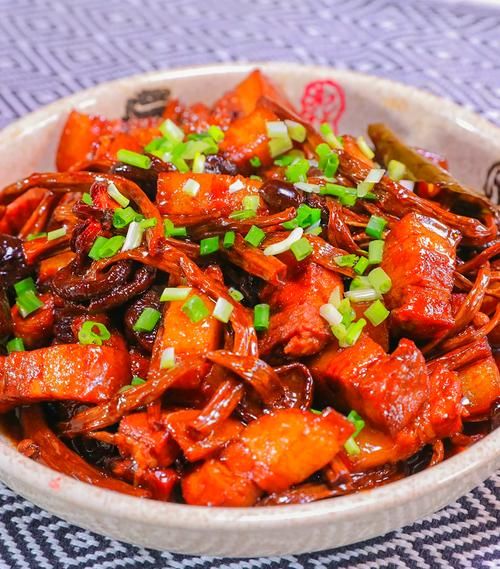 茶树菇炒肉怎么做_茶树菇炒肉家常做法-第1张图片-山城妙识