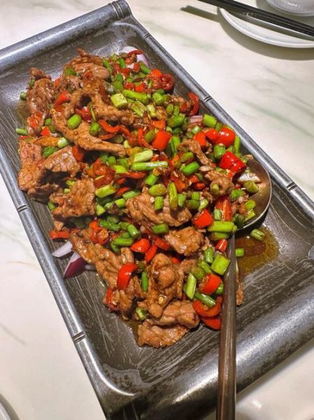 川菜铁板牛肉怎么做_铁板牛肉腌制多久才嫩-第1张图片-山城妙识