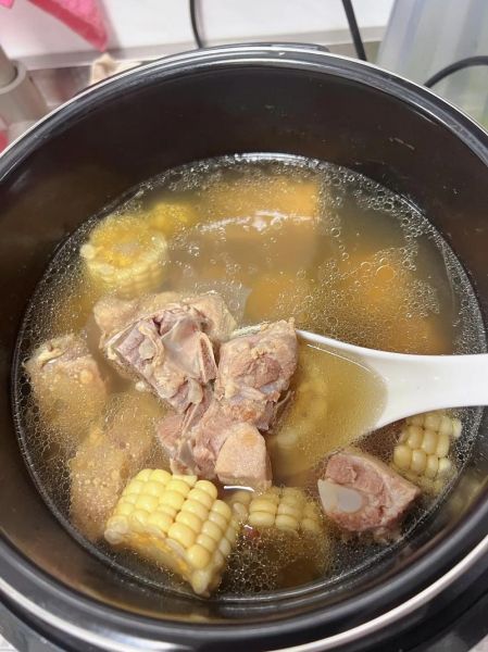 排骨玉米汤怎么炖好喝_排骨汤需要焯水吗-第1张图片-山城妙识
