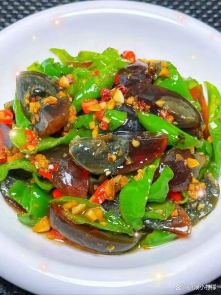 皮蛋炒什么菜好吃_皮蛋炒青椒还是番茄更下饭-第1张图片-山城妙识