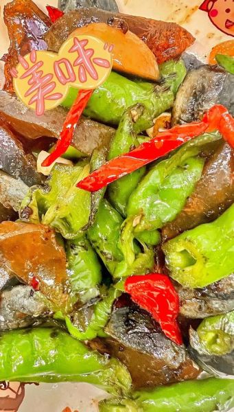 皮蛋炒什么菜好吃_皮蛋炒青椒还是番茄更下饭-第3张图片-山城妙识