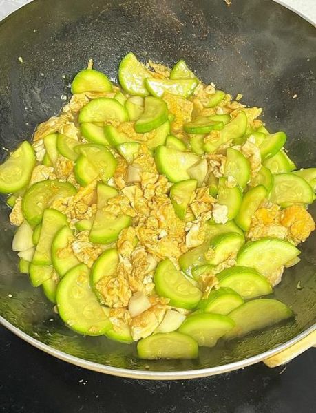 西葫芦炒鸡蛋木耳怎么做_西葫芦炒鸡蛋木耳需要焯水吗-第2张图片-山城妙识