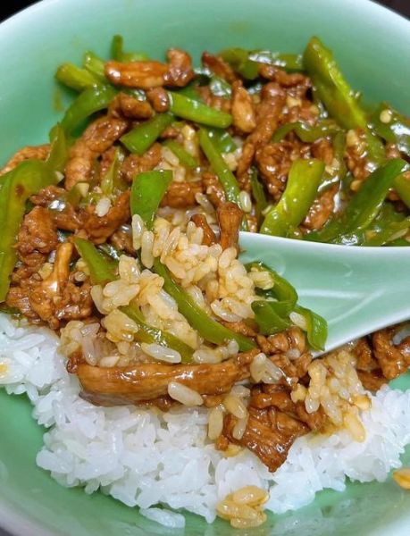 青椒肉丝盖饭图片大全大图_怎么做好吃又好看-第1张图片-山城妙识