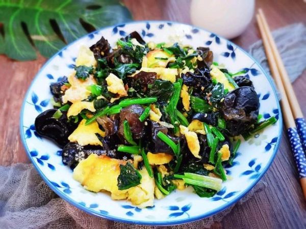 菠菜木耳炒鸡蛋怎么做_菠菜木耳炒鸡蛋营养价值-第1张图片-山城妙识