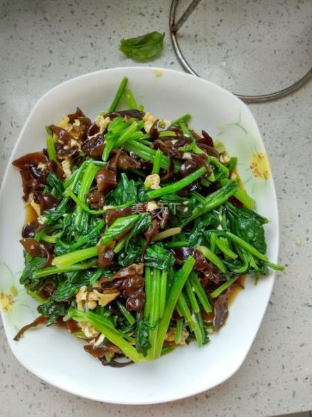 菠菜木耳炒鸡蛋怎么做_菠菜木耳炒鸡蛋营养价值-第3张图片-山城妙识