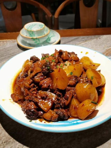 土豆焖鸭肉怎么做_土豆焖鸭肉需要焯水吗-第1张图片-山城妙识