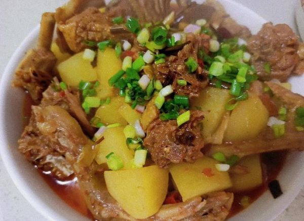 土豆焖鸭肉怎么做_土豆焖鸭肉需要焯水吗-第3张图片-山城妙识