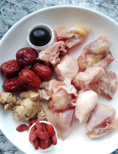 产妇坐月子吃什么鸡肉_产后鸡肉怎么炖最补气血-第1张图片-山城妙识