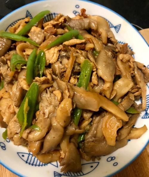 肉炒平菇怎么炒好吃_肉炒平菇用焯水吗-第1张图片-山城妙识 肉炒平菇怎么炒好吃_肉炒平菇用焯水吗-第1张图片-山城妙识