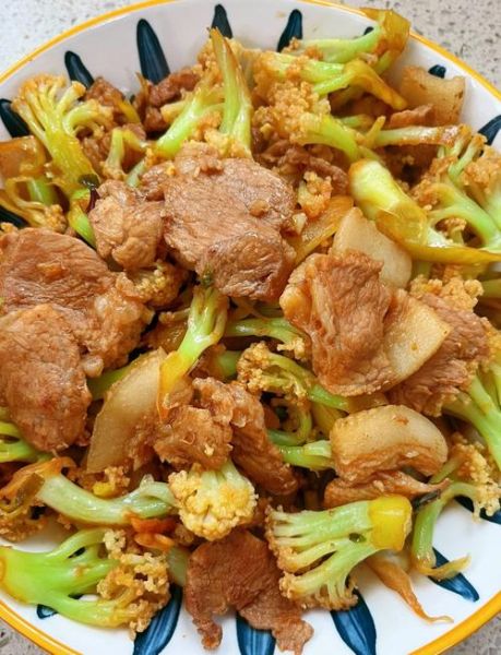 菜花炒肉家常做法_菜花炒肉怎么炒才脆嫩-第1张图片-山城妙识