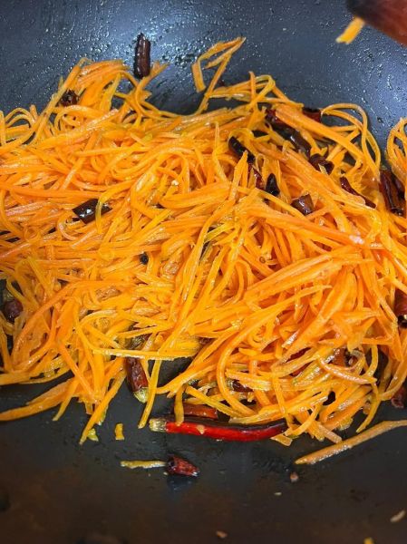 胡萝卜丝怎么炒好吃_胡萝卜丝炒多久才脆-第1张图片-山城妙识