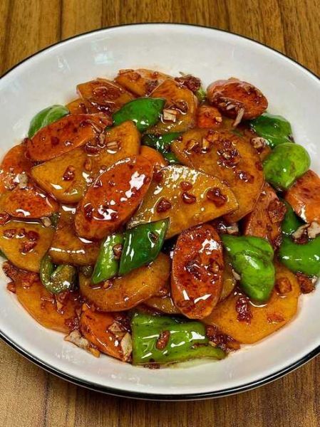 辣椒炒土豆片怎么做_土豆片炒辣椒要不要焯水-第1张图片-山城妙识