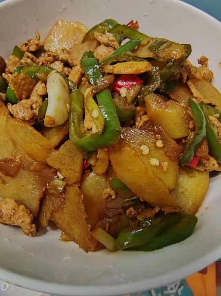 辣椒炒土豆片怎么做_土豆片炒辣椒要不要焯水-第2张图片-山城妙识