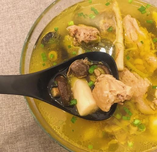 鸡汤香菇怎么炖好喝_鸡汤香菇炖多久才入味-第1张图片-山城妙识