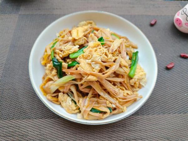 炒黄花菜的家常做法_黄花菜怎么炒才脆嫩-第1张图片-山城妙识 炒黄花菜的家常做法_黄花菜怎么炒才脆嫩-第1张图片-山城妙识