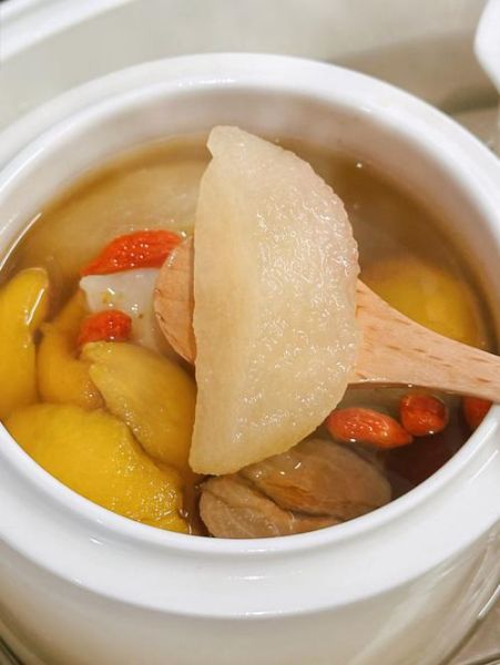 雪梨银耳汤热量是多少_减肥能喝吗-第1张图片-山城妙识 雪梨银耳汤热量是多少_减肥能喝吗-第1张图片-山城妙识