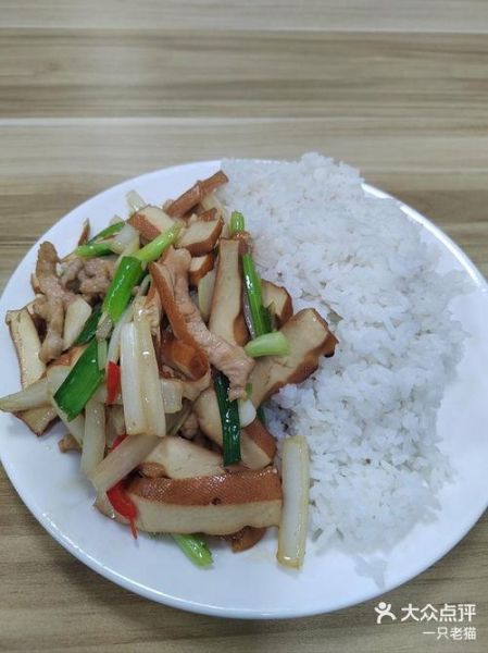 香干肉丝盖浇饭怎么做_香干肉丝盖浇饭热量高吗-第2张图片-山城妙识