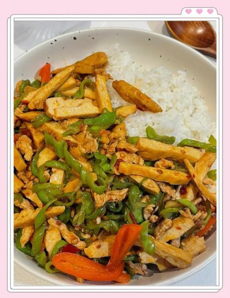 香干肉丝盖浇饭怎么做_香干肉丝盖浇饭热量高吗-第1张图片-山城妙识