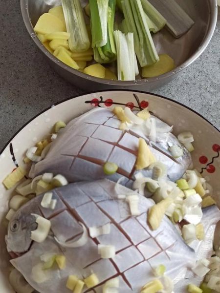 鲳鱼怎么处理内脏_鲳鱼清理步骤图解-第2张图片-山城妙识 鲳鱼怎么处理内脏_鲳鱼清理步骤图解-第2张图片-山城妙识