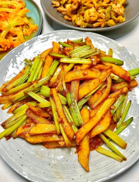 芹菜炒土豆丝怎么炒好吃_芹菜土豆丝要不要焯水-第1张图片-山城妙识 芹菜炒土豆丝怎么炒好吃_芹菜土豆丝要不要焯水-第1张图片-山城妙识