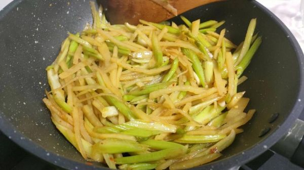 芹菜炒土豆丝怎么炒好吃_芹菜土豆丝要不要焯水-第2张图片-山城妙识 芹菜炒土豆丝怎么炒好吃_芹菜土豆丝要不要焯水-第2张图片-山城妙识