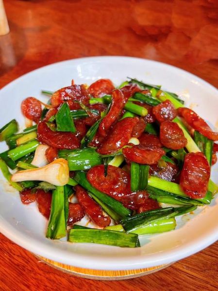 蒜苗炒腊肠怎么炒才好吃_家常做法窍门-第1张图片-山城妙识