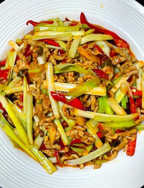 韭黄炒肉丝怎么做_韭黄炒肉丝用哪部分肉-第1张图片-山城妙识