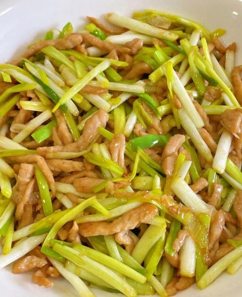 韭黄炒肉丝怎么做_韭黄炒肉丝用哪部分肉-第3张图片-山城妙识