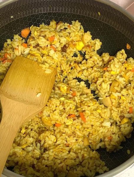 咖喱炒饭的家常做法_咖喱炒饭怎么做好吃-第1张图片-山城妙识