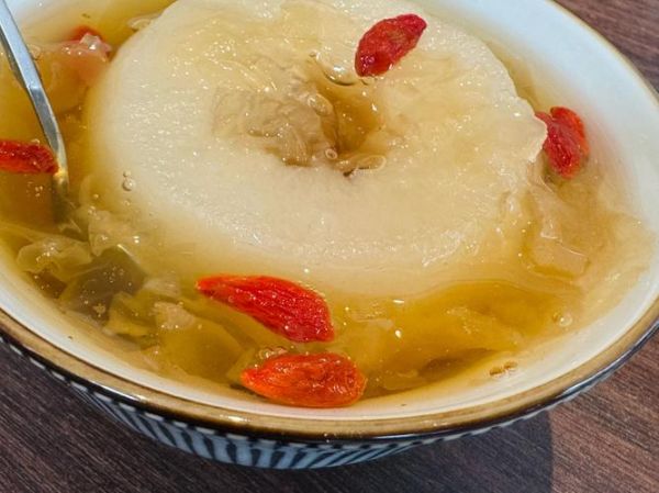 冰糖银耳羹的功效与作用_孕妇可以吃吗-第2张图片-山城妙识 冰糖银耳羹的功效与作用_孕妇可以吃吗-第2张图片-山城妙识