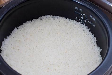 蒸米饭放多少米_电饭煲量米技巧-第2张图片-山城妙识 蒸米饭放多少米_电饭煲量米技巧-第2张图片-山城妙识