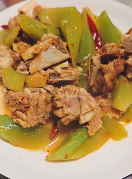 莴笋炖什么好吃_莴笋炖排骨怎么做-第1张图片-山城妙识