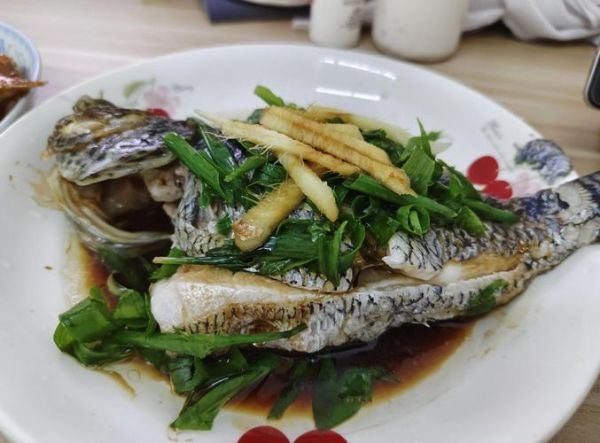 清蒸鱼怎么做_清蒸鱼蒸几分钟才嫩-第3张图片-山城妙识