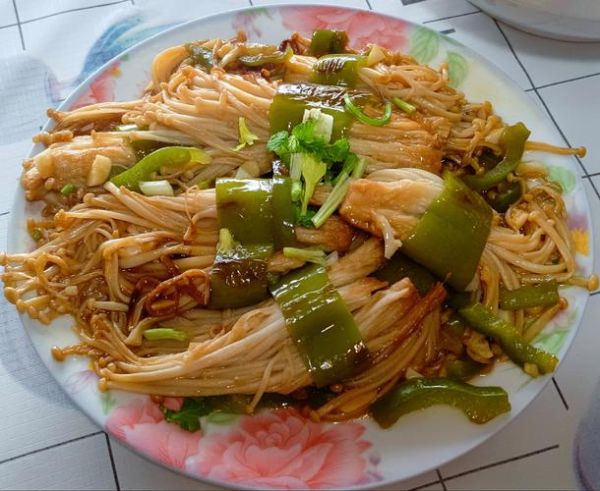 青椒炒金针菇怎么炒才好吃_青椒炒金针菇的家常做法窍门-第1张图片-山城妙识