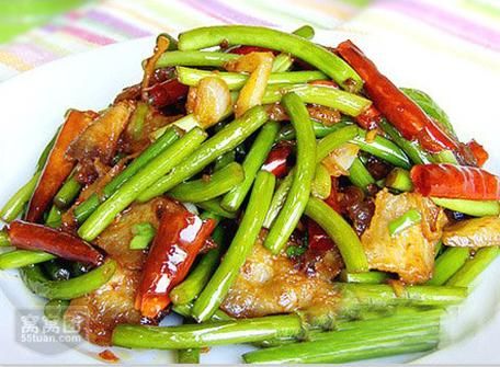 蒜苔青椒炒肉怎么做_蒜苔青椒炒肉先炒肉还是先炒蒜苔-第2张图片-山城妙识