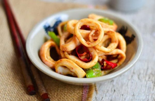 蘑菇炒鱿鱼歌词讲了什么故事_蘑菇炒鱿鱼表达什么情感-第2张图片-山城妙识