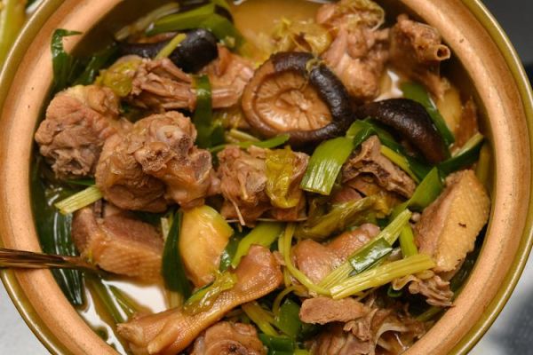 香菇炖鸡汤怎么炖好喝_香菇炖鸡汤用什么香菇-第1张图片-山城妙识