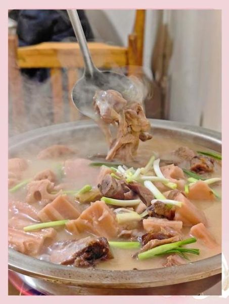 莲藕煲鸭汤的做法_莲藕煲鸭汤的功效-第2张图片-山城妙识