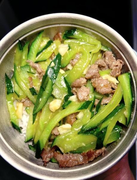 青瓜炒肉怎么炒好吃_青瓜炒肉先炒肉还是先炒瓜-第1张图片-山城妙识 青瓜炒肉怎么炒好吃_青瓜炒肉先炒肉还是先炒瓜-第1张图片-山城妙识