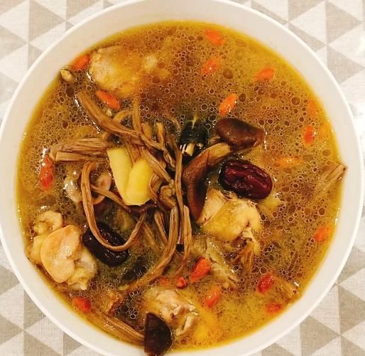 茶树菇煲汤的做法_茶树菇和什么搭配最鲜-第1张图片-山城妙识