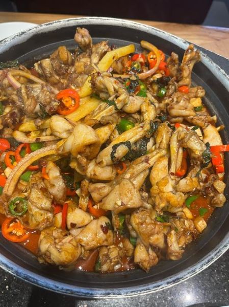 牛蛙火锅怎么做才鲜嫩_牛蛙火锅底料怎么选-第1张图片-山城妙识