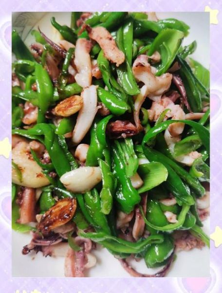 青椒洋葱炒鱿鱼怎么做_炒鱿鱼不老的秘诀-第2张图片-山城妙识